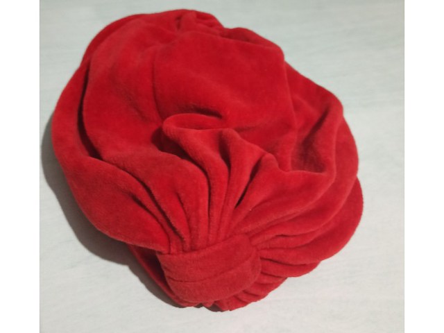 Crveni plisani turban