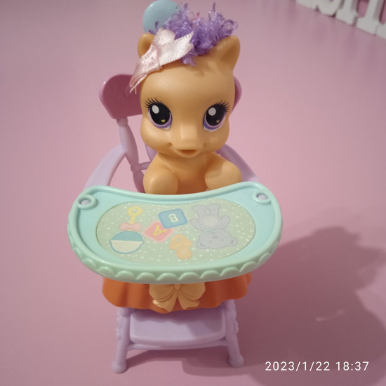 Plastična stolica i My little pony konjić