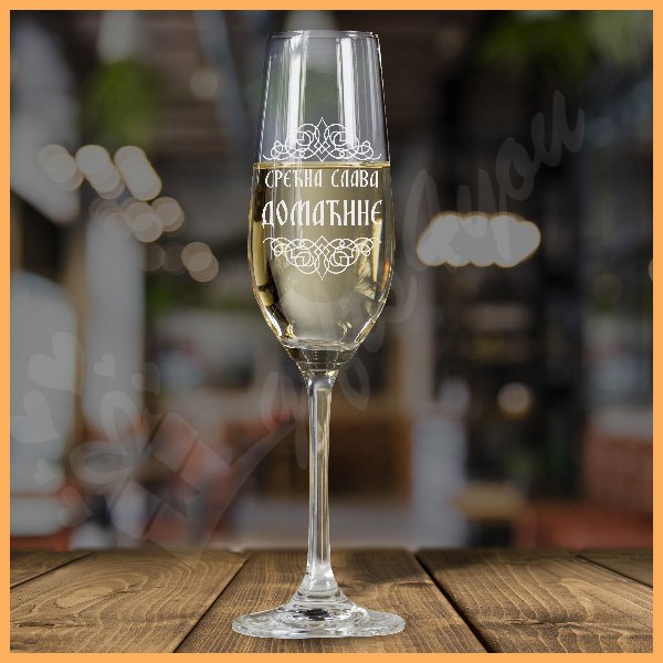 Srećna slava domaćine čaše za šampanjac