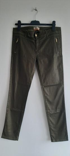 Bershka pantalone..vel.40..snizene