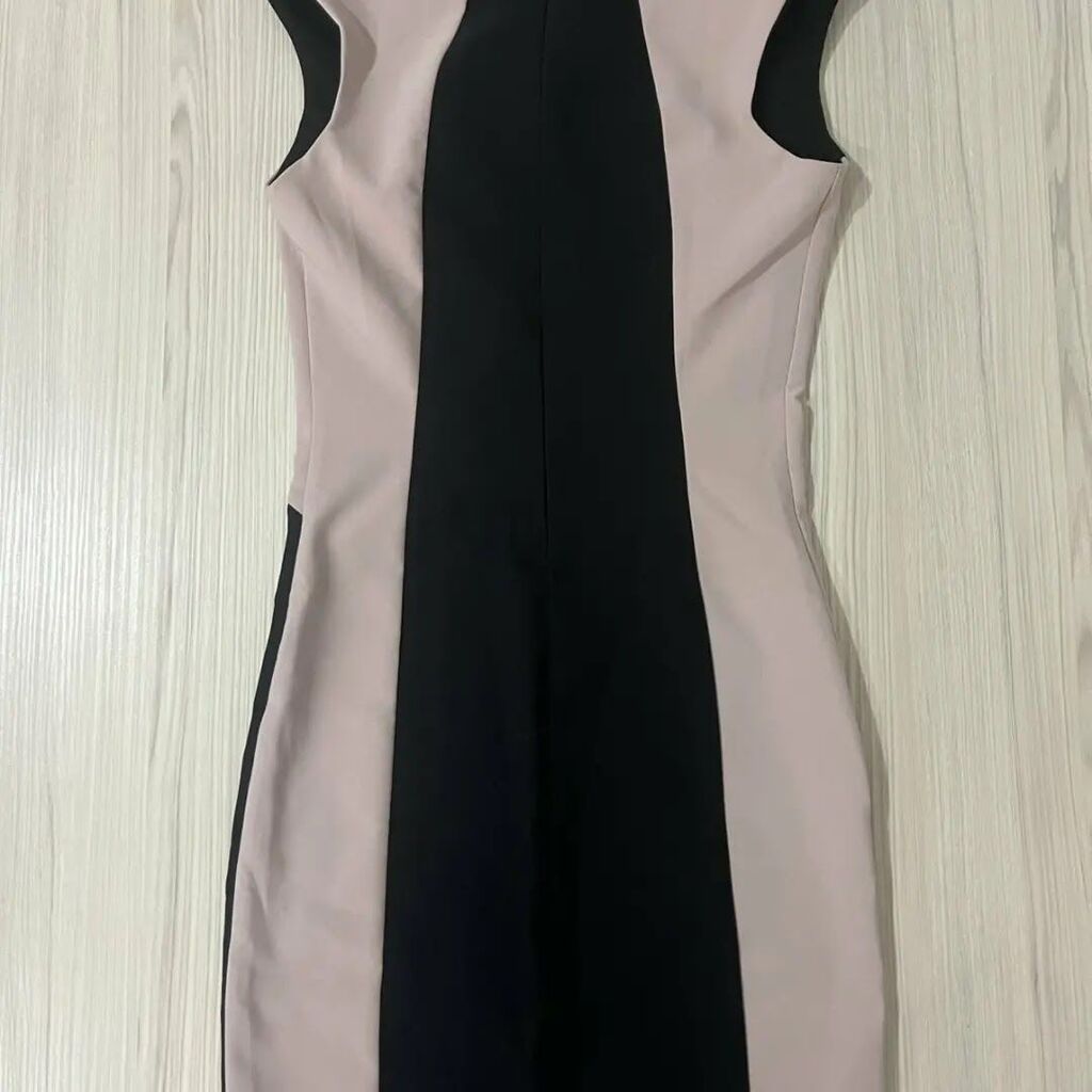 Kratka haljinica, rastegljiva,veličina 36