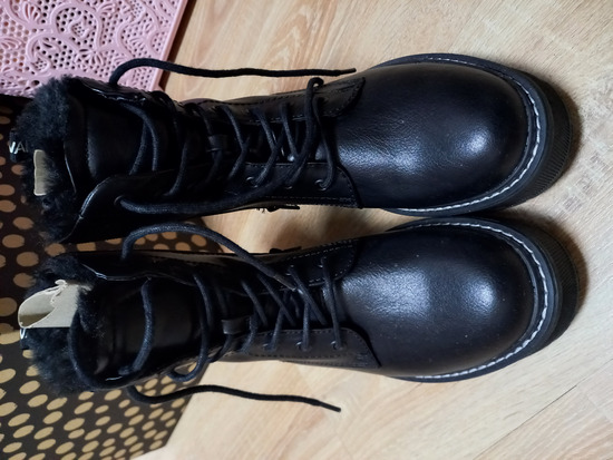Crne naložene zimske cipele