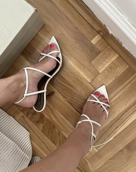 Bele kozne italijanske sandale