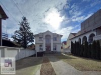 IZDAVANJE! Kuća 466 m², 4,5 ara, Obrenovac, centar – 1300 €