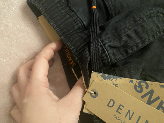 Denim pantalone za decake sa etiketom