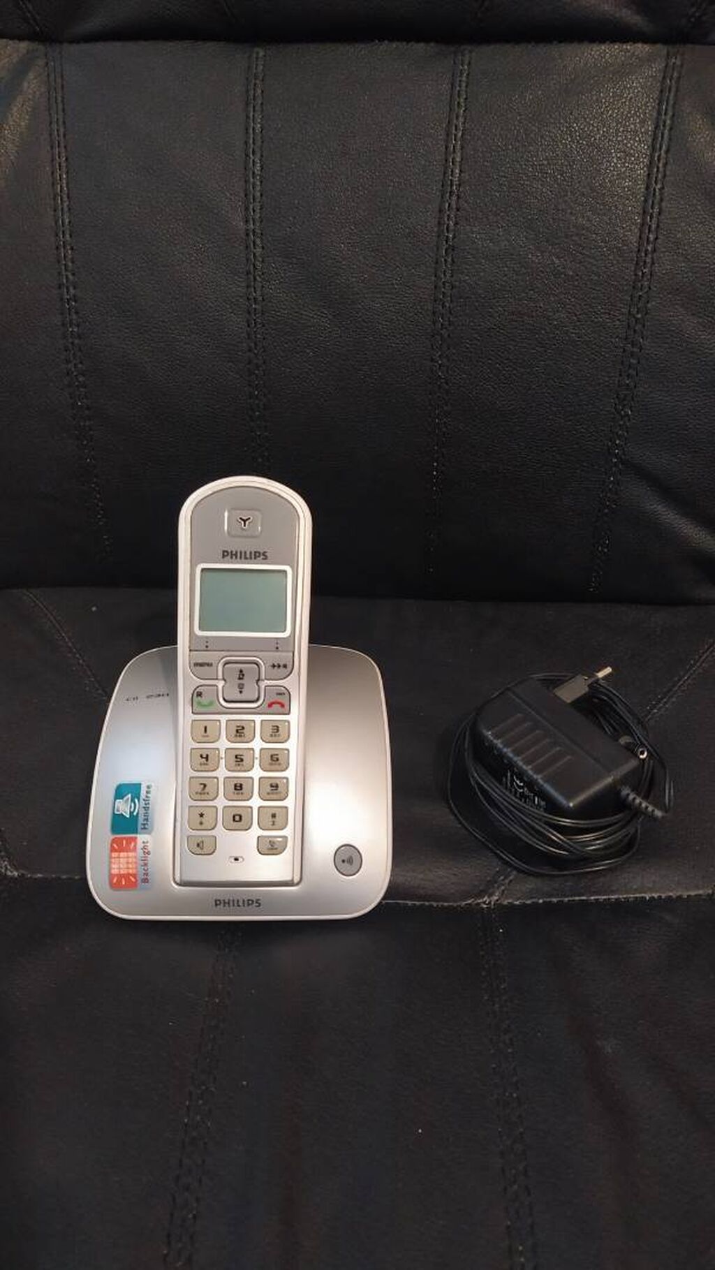 Philips CD 230 svetle boje (bele i sive), atraktivnog izgleda. Telefon