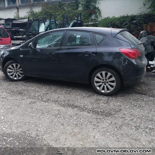 Opel Astra J 1.7 C D T I . Kompletan Auto U Delovima