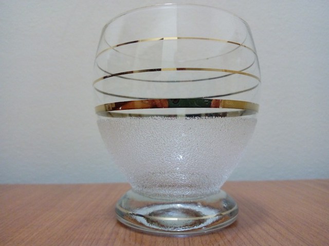 Stara dekorisana čaša