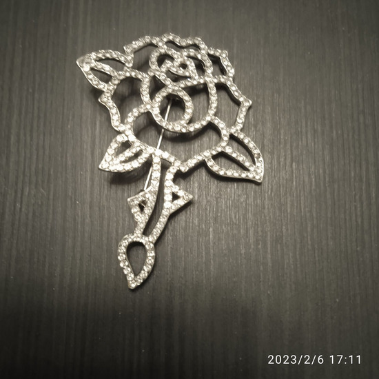 Broš ruža