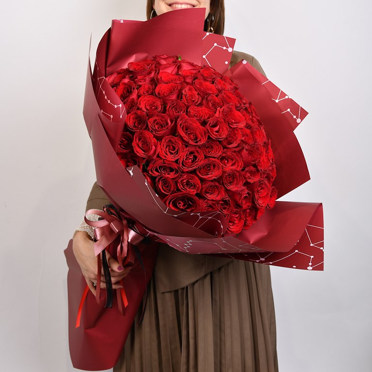 101 Crvena ruža u buketu zagrljaj