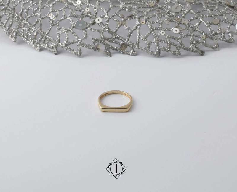 Zlatni prsten svedenog dizajna