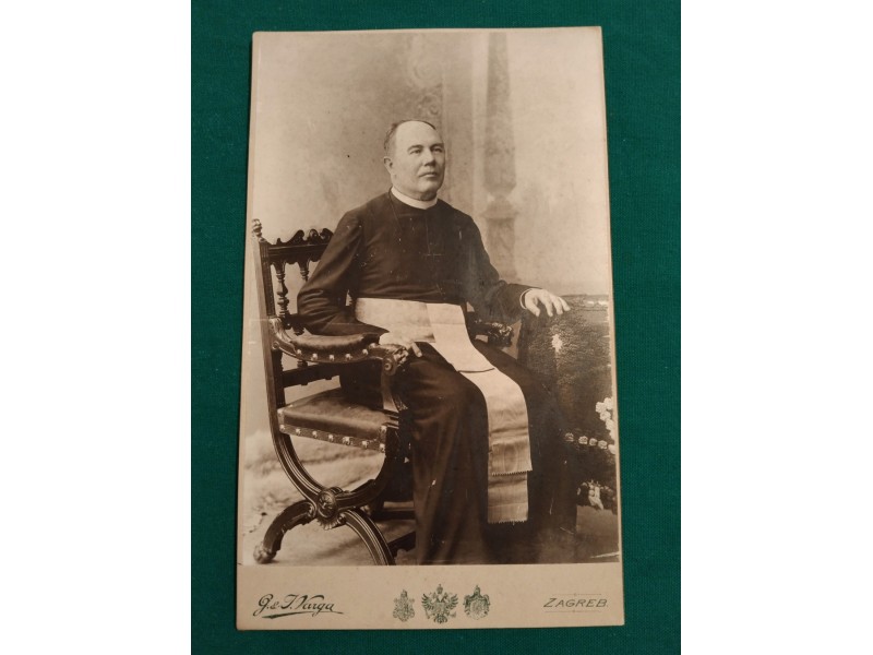 kartonka katolički sveštenik