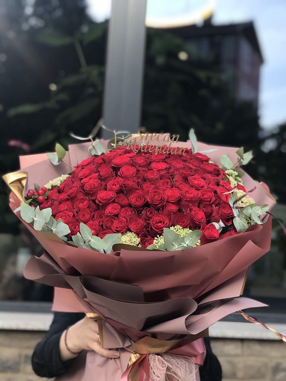 Crvena 101 ruža u buketu ljubavi