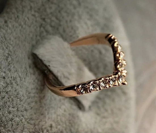 Zlatni prsten sa cirkonima - NOVO