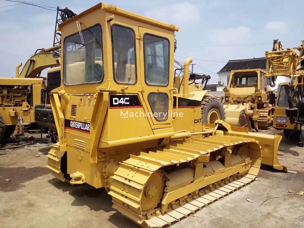 Caterpillar D4C buldožer