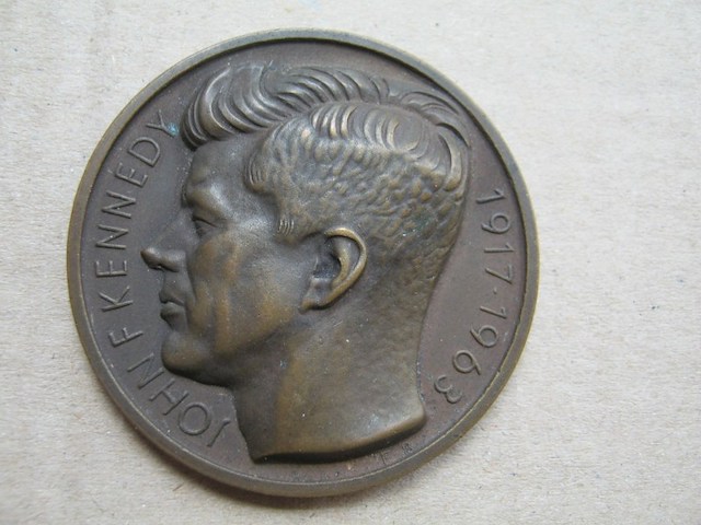 JOHN F KENNEDY 1917-1963 / Plaketa ( 5,5 cm )