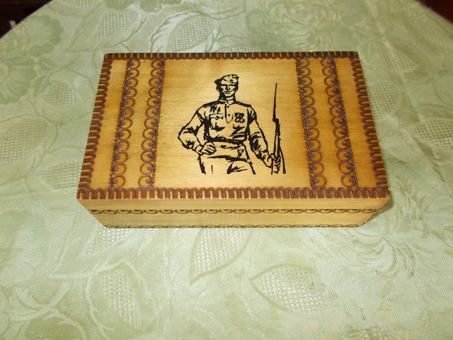 Partizan - stara ruska drvena kutija od cigareta