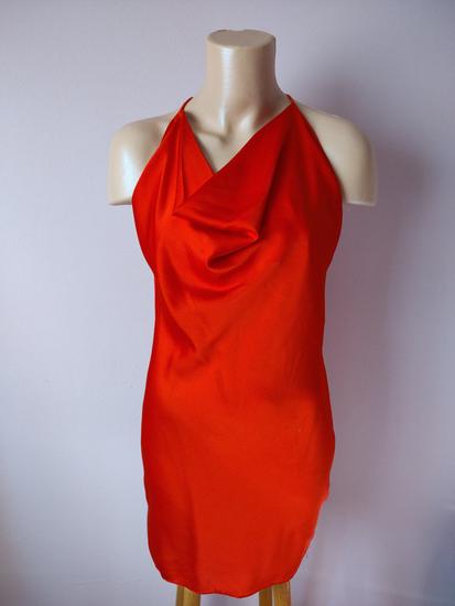 Crvena saten haljina