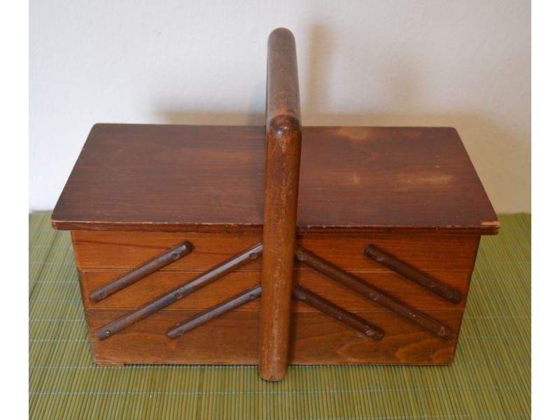 Antikvarna Šnajderska krojačka kutija srednje veličin