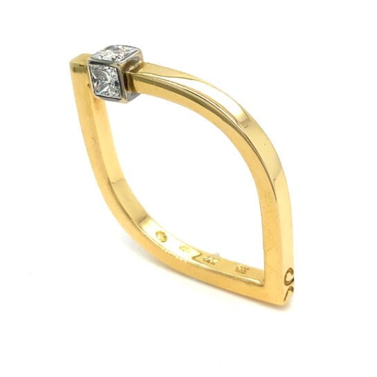 Prsten od žutog zlata sa brilijantom by Daniela Komatović