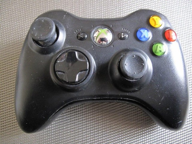 XBOX 360 polovan Wireless kontroler u crnoj boji