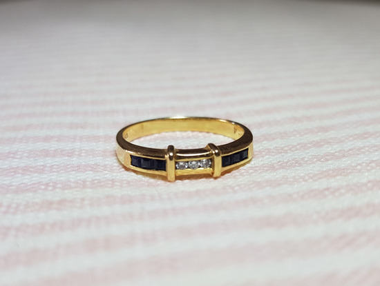 Zlatni prsten- pravo zlato, brilijanti, safir