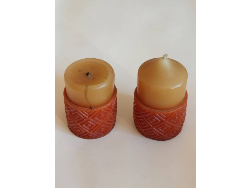 dve ukrasne sveće