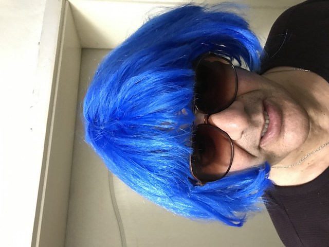 Perika plave boje kose paz frizura sa siskama