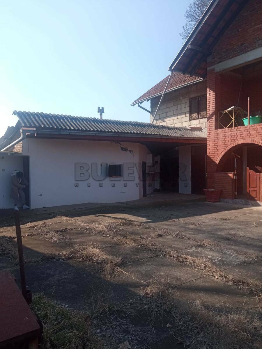 Kuća u Smederevskoj Palanci, 95 m2 u osnovi, plac 1674 m2