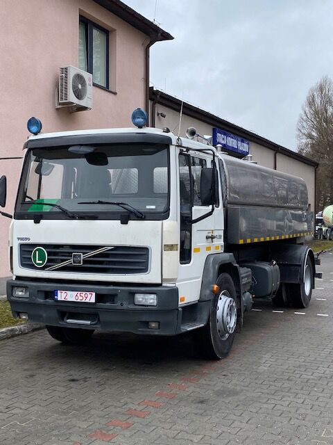 Volvo FL 220 autocisterna za mleko