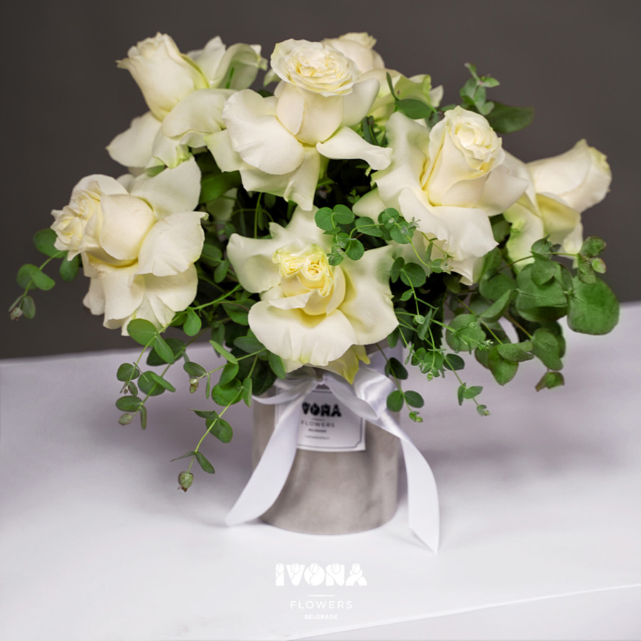 box sa belim ružama