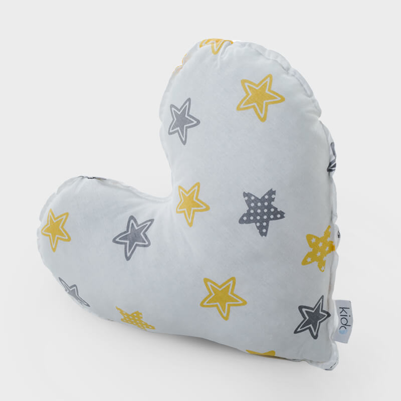 Jastuk u obliku srca sa šarenim zvezdicama