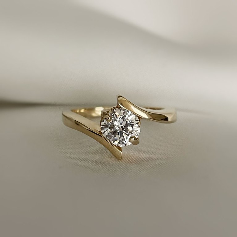 Masivana asimetričan prsten od žutog zlata sa cirkonom