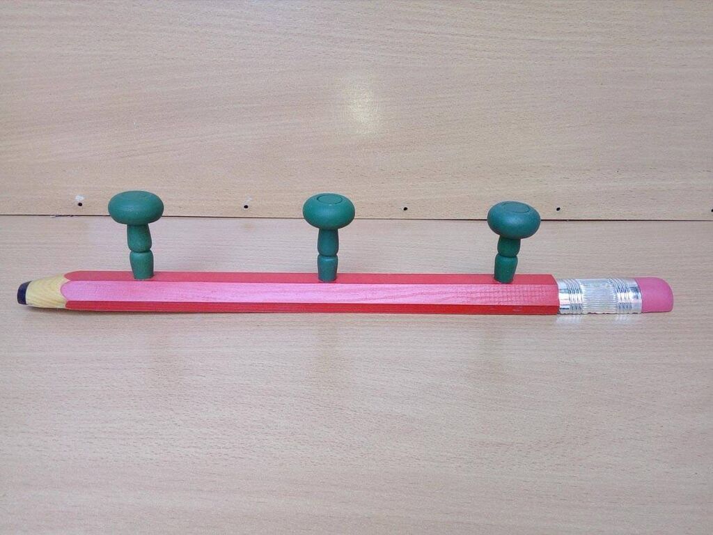 Čiviluk vesalica Lep moderan čiviluk-vesalica u obliku olovke