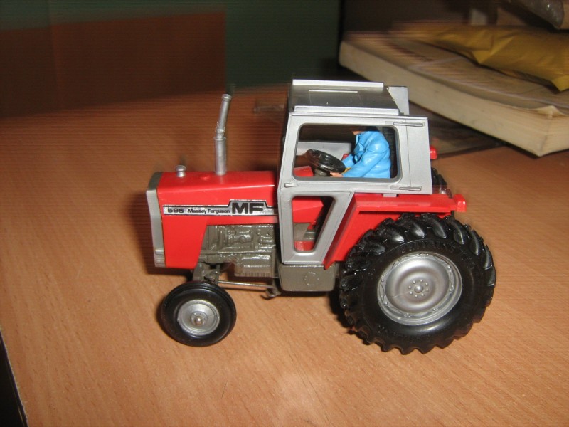 BRITAINS 9522 VINTAGE MASSEY FERGUSON 595 TRACTOR-1/32