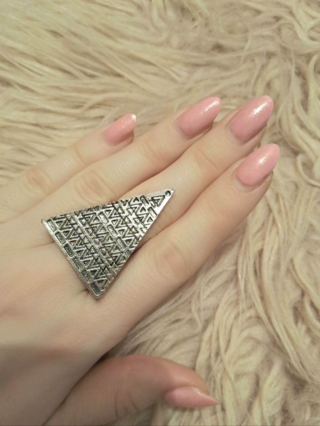 Zanimljivi geometrijski prsten u boji srebra. Velicina se podesava