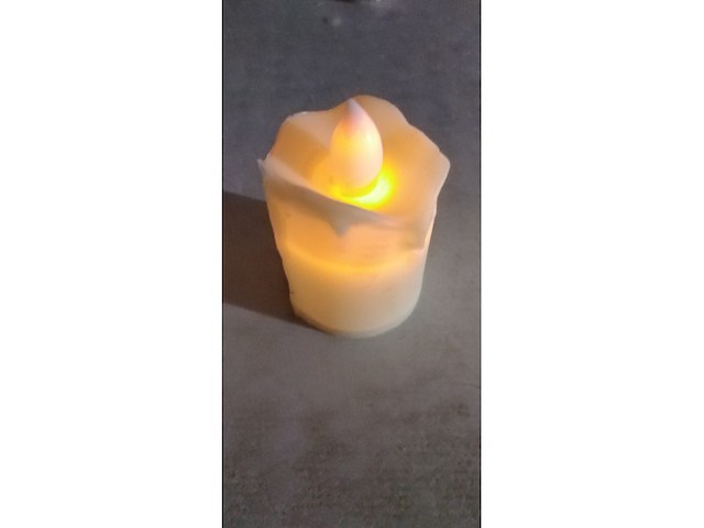 Led dioda u obliku trepcuce svece sa baterijom i prekid