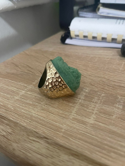 Prelep prsten sa zelenim kamenom SNIZENJE