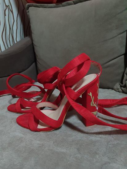 Crvene sandale koje se vezuju oko nogu
