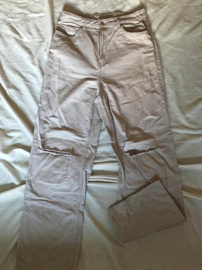 h&m pantalone, iscepane na kolenima