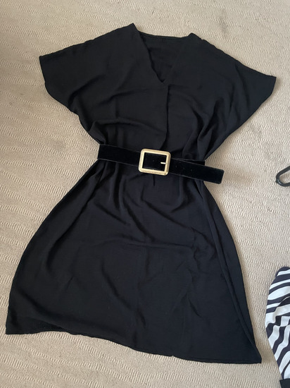 Crna siroka haljina