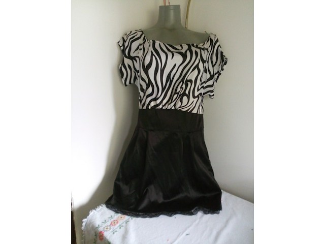 Zebrasto crna haljina M