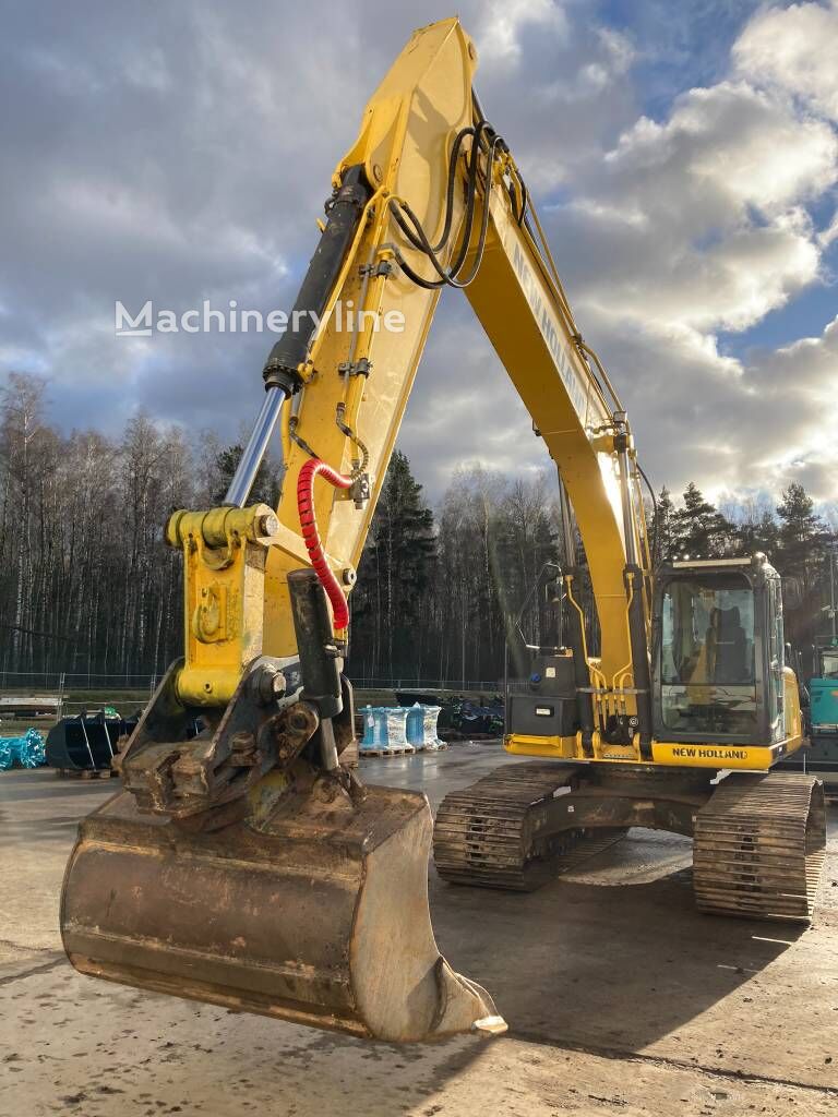 New Holland E 215 C bager guseničar