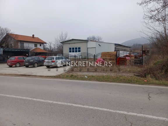 Izdaje se poslovni prostor u Gornjoj Toponici, 400m2