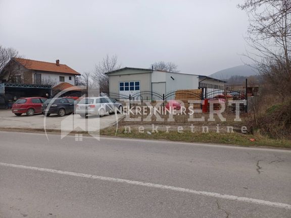 Izdaje se poslovni prostor u Gornjoj Toponici, 400m2