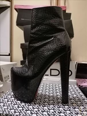 Crne zenske cipele sa visokim potpeticama