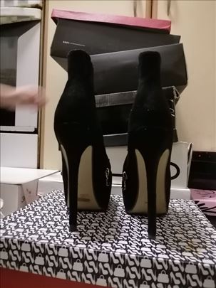 Zenske cipele sa visokom stiklom