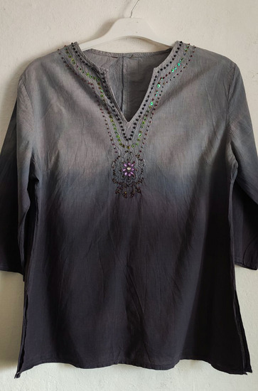 Indijska bluza sucno bojena i bogato ukrasena