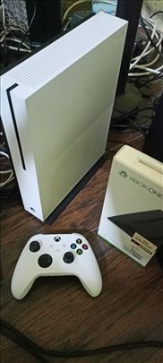 Xbox One slim 1TB + vertikalni stalak