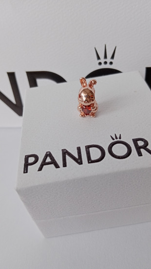 Pandora privezak rose gold zeka